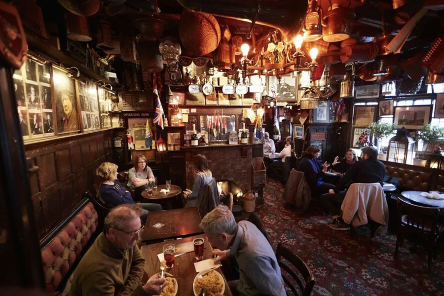 "Exploring British Pub Culture: Traditions, Tips, and Etiquette"